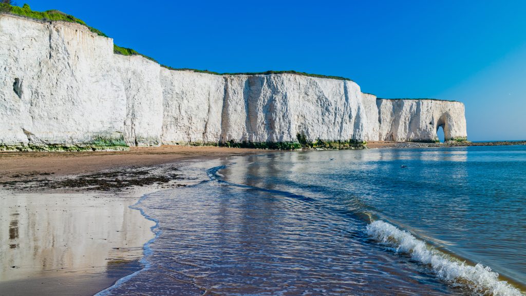 View of white chalk cliffs and beach in Kingsgate Bay, Margate, East ...